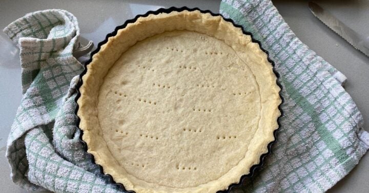 How To Blind Bake Shortcrust Pastry - Tasty Bakes Kitchen